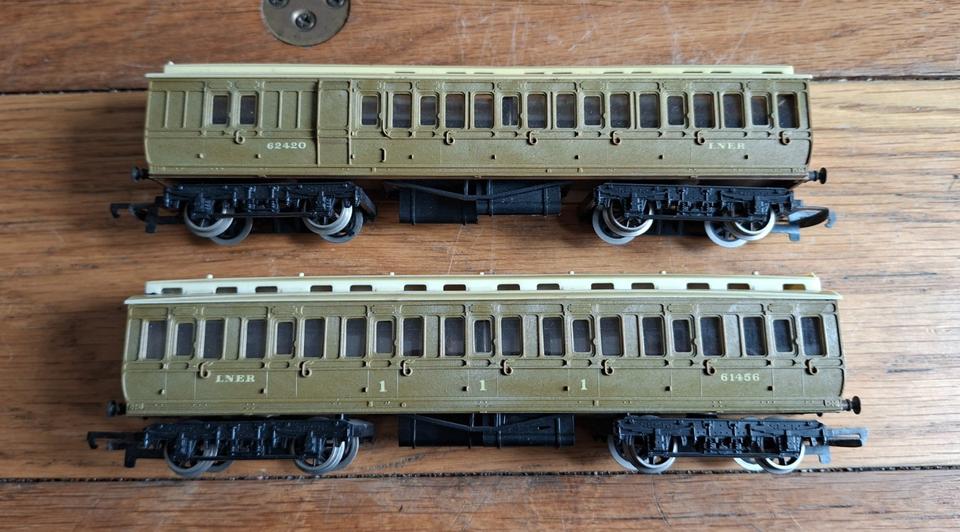 TWO VINTAGE TRI-ANG OO GAUGE R332 R333 LNER CLERESTORY CARRIAGES ...