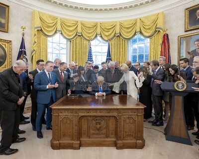 PRESIDENT DONALD TRUMP PRAYING IN THE OVAL OFFICE WHITE HOUSE 8X10 ...