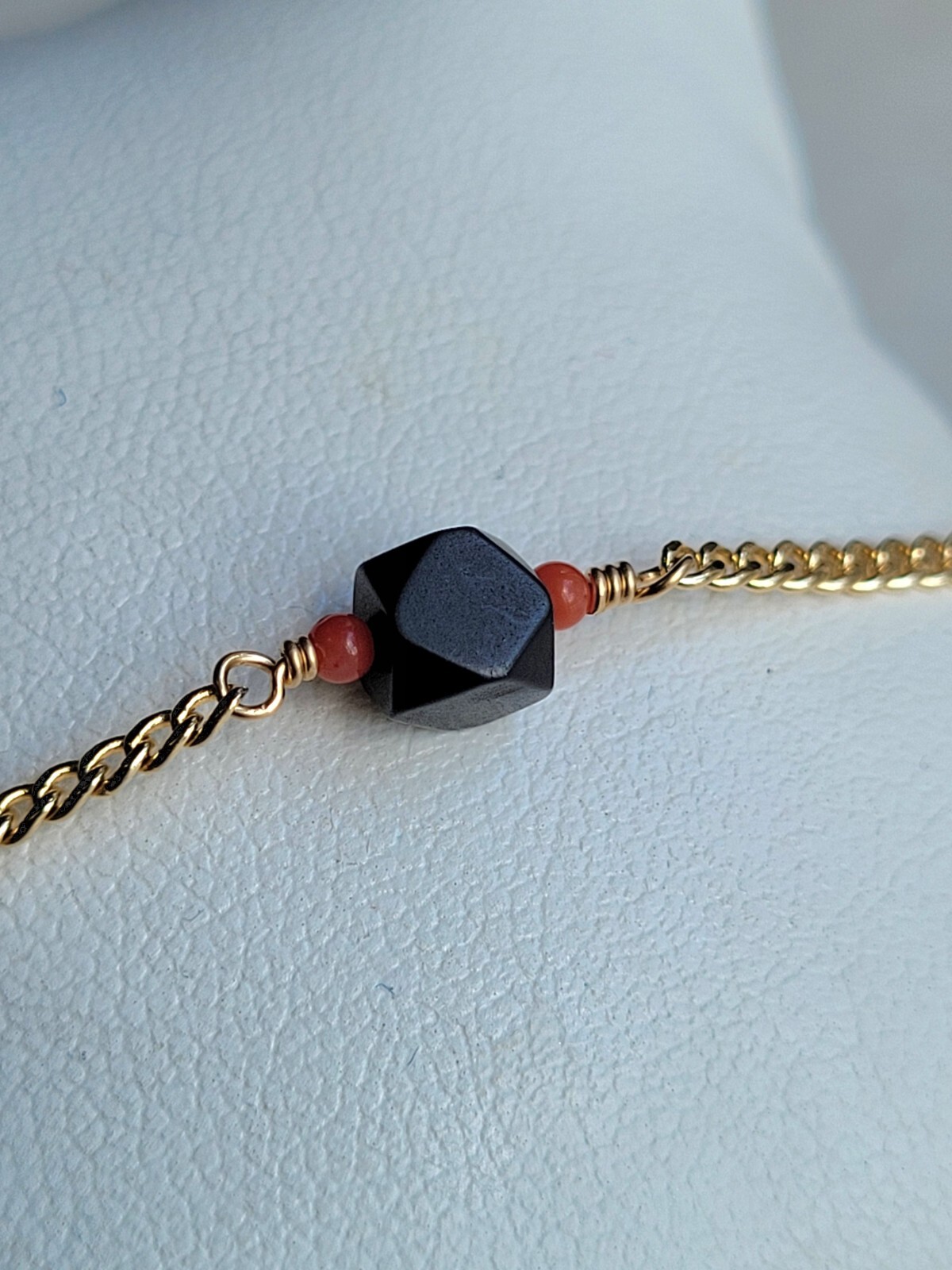 Azabache & Coral Goldfilled Bracelet, 7" Lleno de Oro Pulsera 7 ...