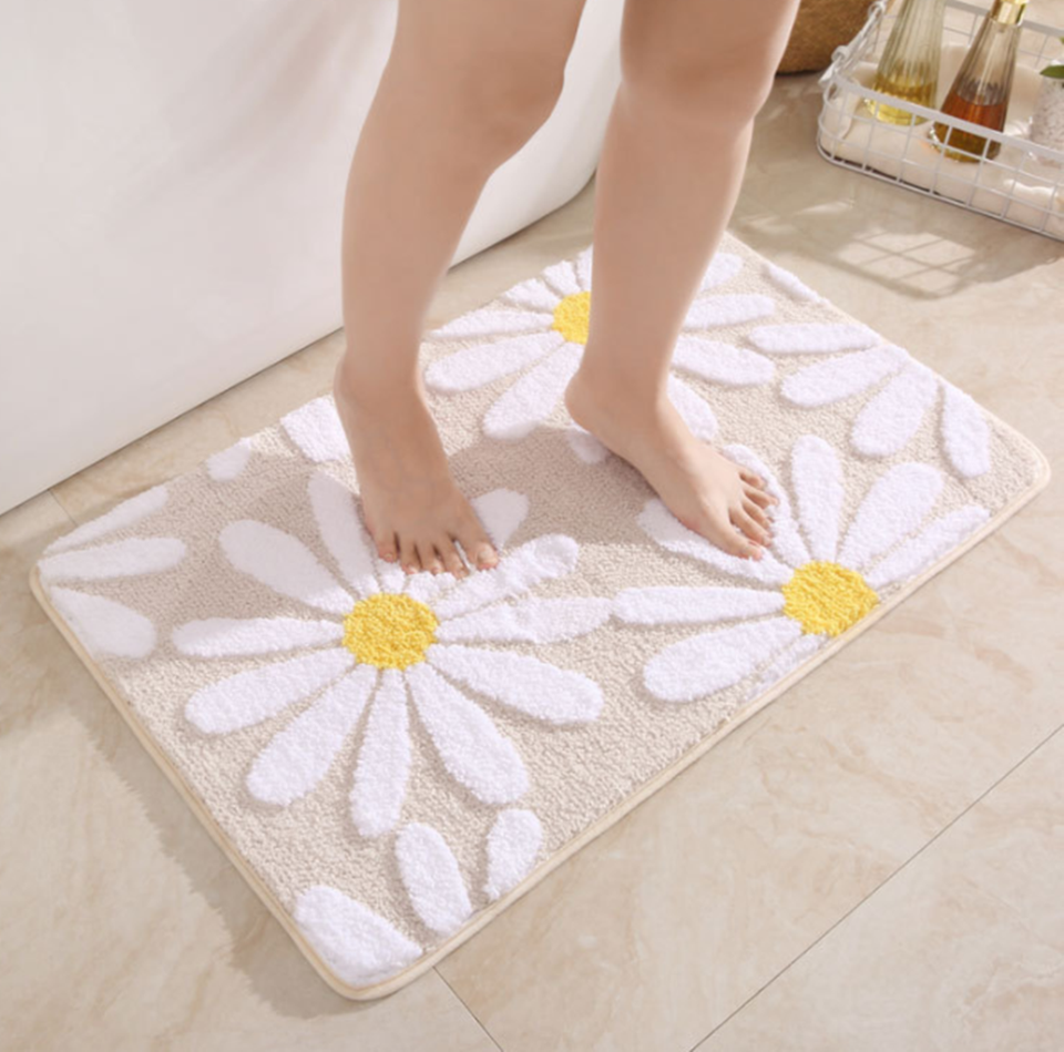 Daisy Bathroom Rug Mat White Flower Bath Rug Non Slip Plush Mat Khaki ...
