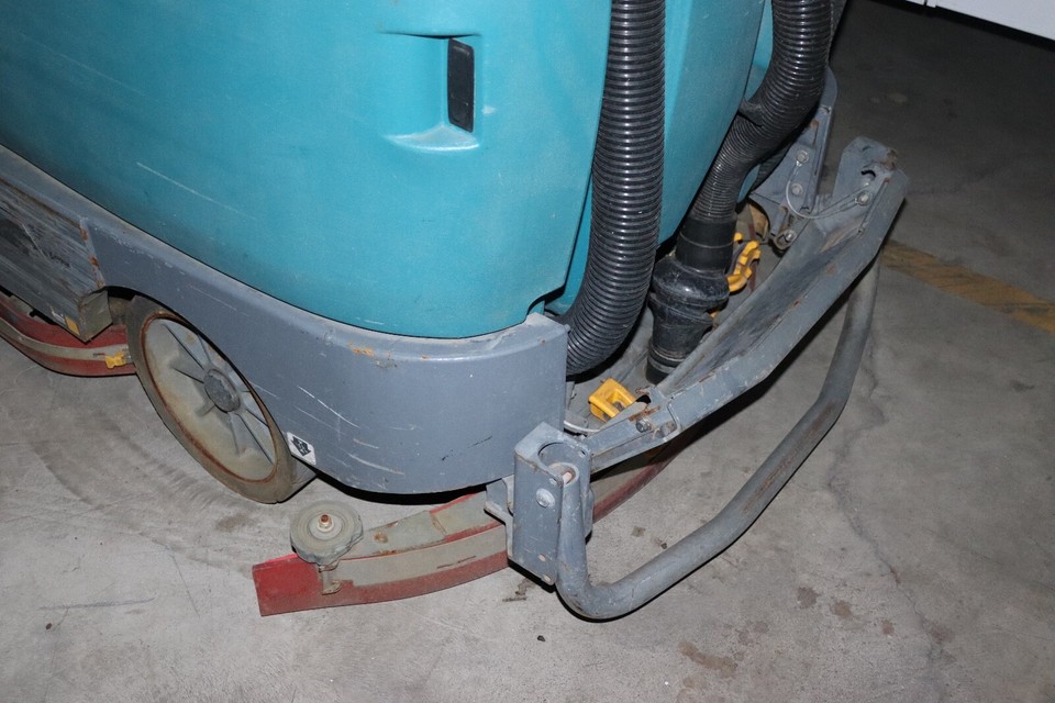 Tennant T17 EC H2O Ride on Floor Scrubber 36V Battery Powered Disc ...