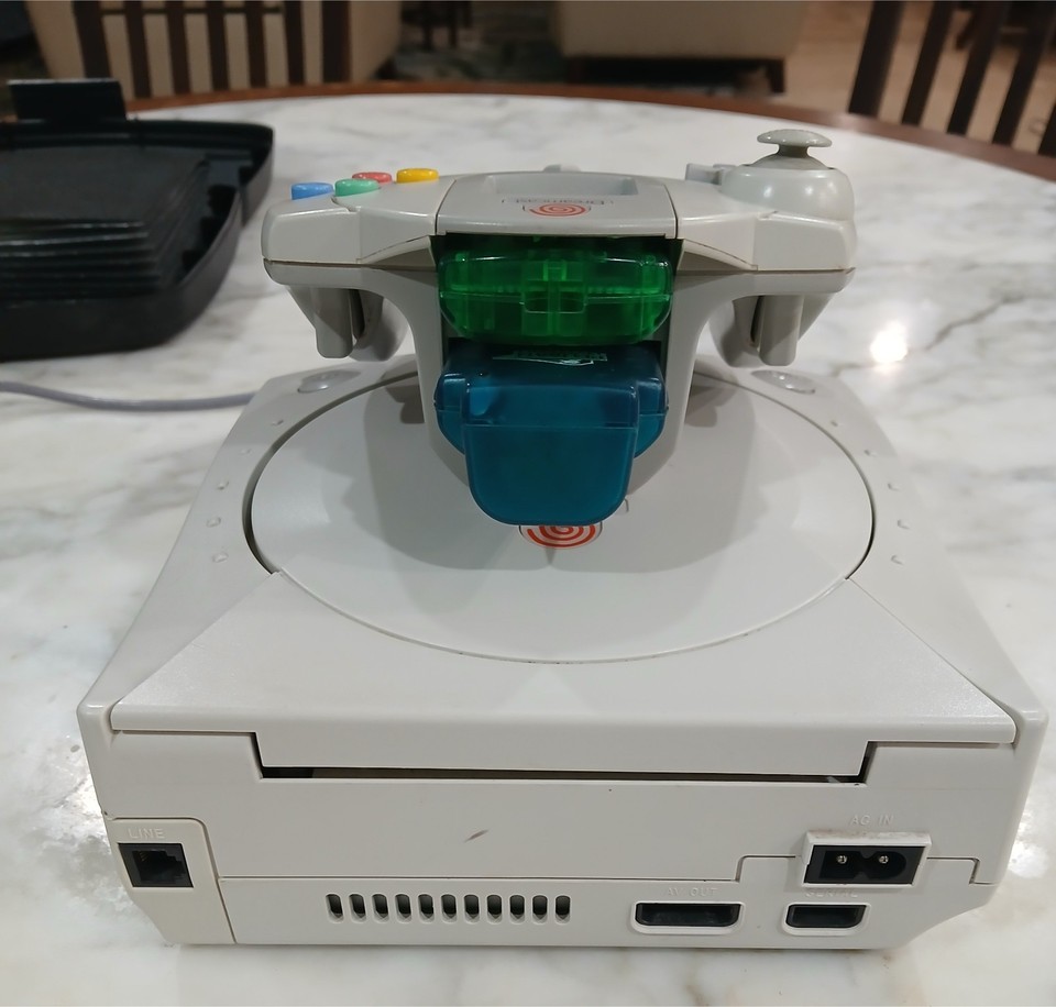 Sega Dreamcast Console + 2 controllers +VMU +rumble pack + cables +DC ...