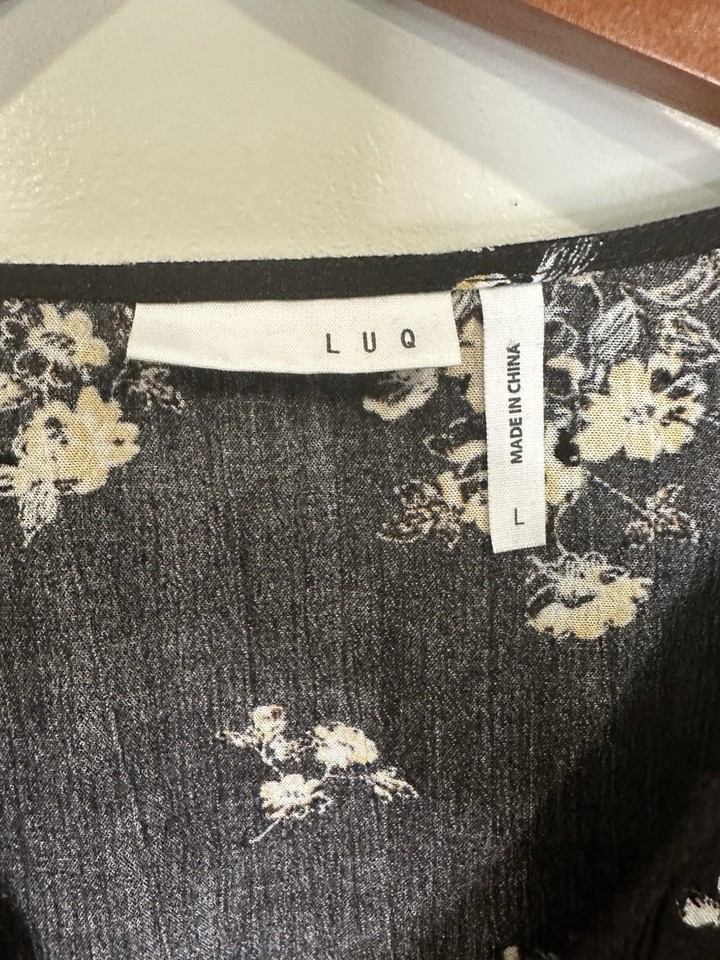 LUQ black floral slightly cropped tie front blouse sleeves Size Large ...