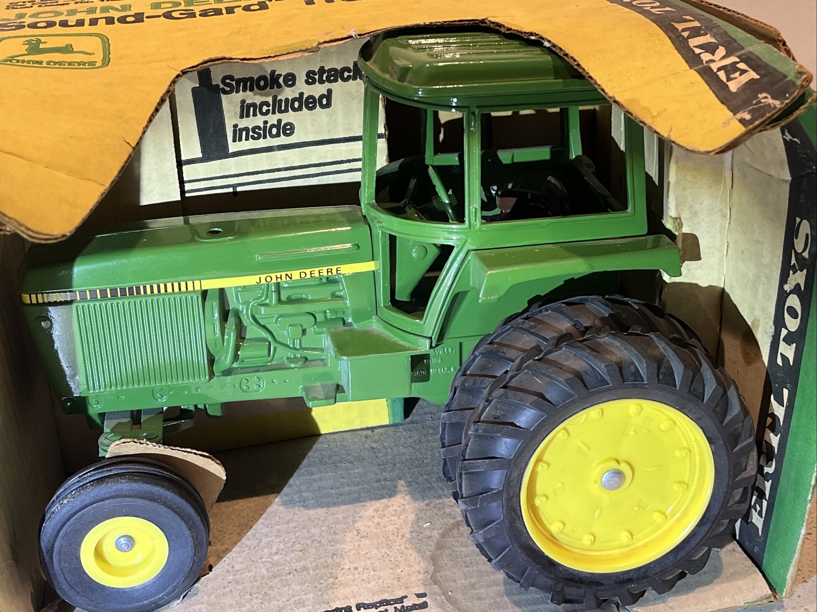 John Deere Ertl 1/16 Scale Sound Guard Cab Tractor With Duals In Yellow ...