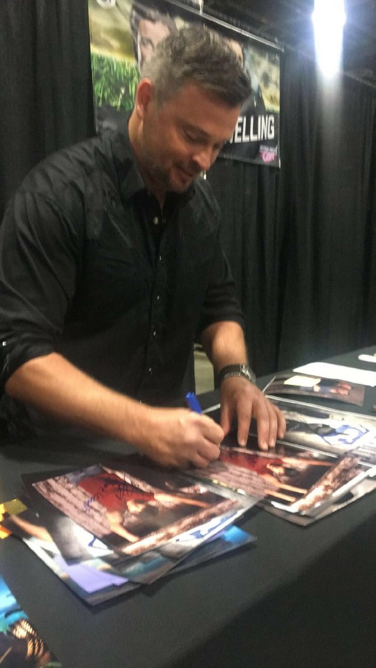 TOM WELLING SMALLVILLE SIGNED 8X10 COLOR PHOTO CLARK KENT SUPERMAN ...