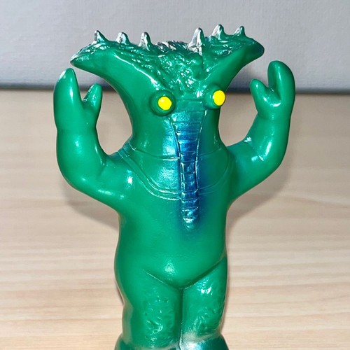 Parare Alien Yellow Eyes Green Finger Doll Marusan Monster Puppet ...