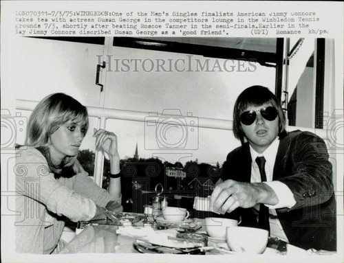 1975 Press Photo Jimmy Connors takes tea with Susan George in Wimbledon ...