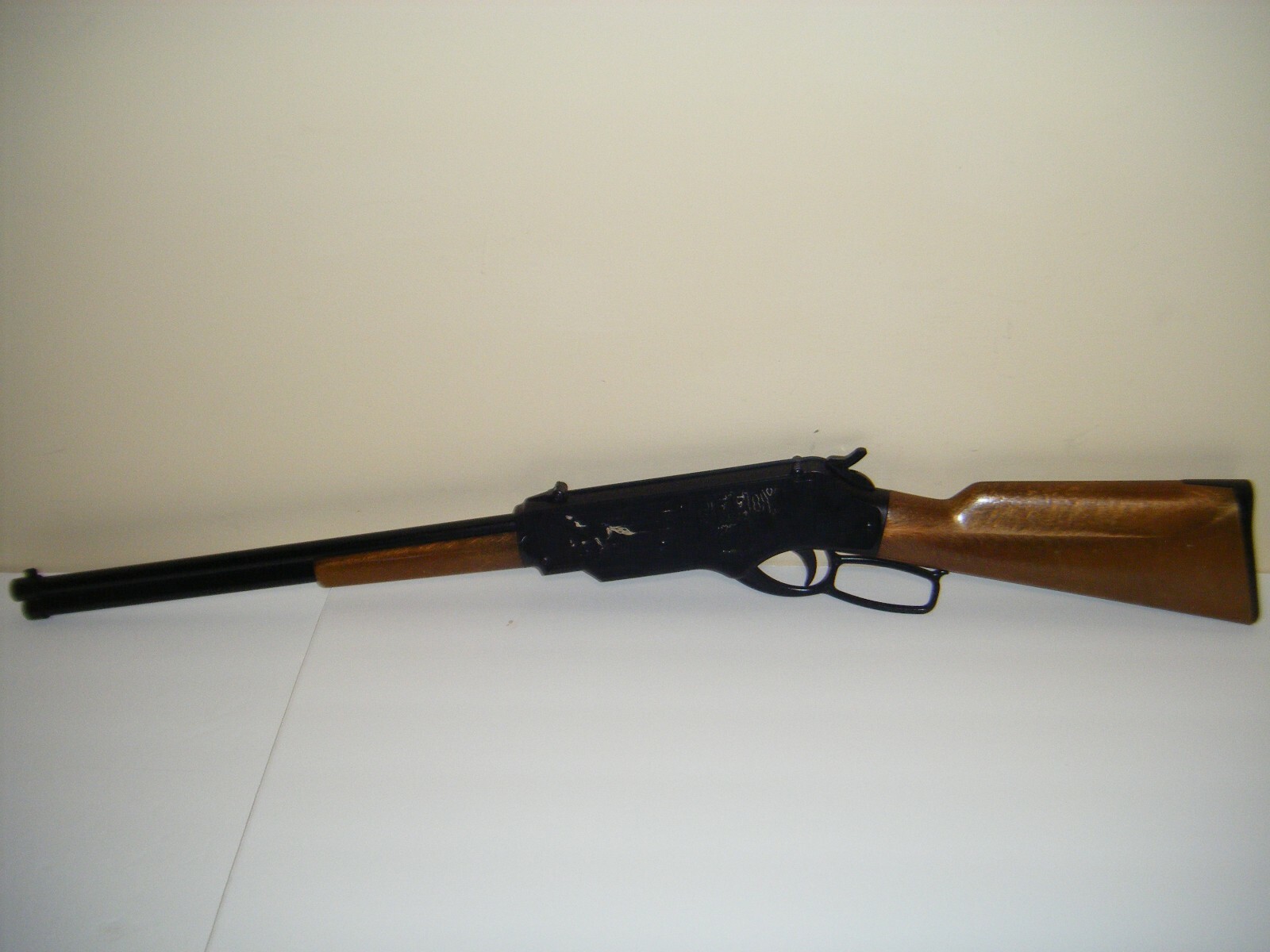 Edison Giocattoli "Speedy Kid" Winchester Rifle Shoots Gummy Bullets ...