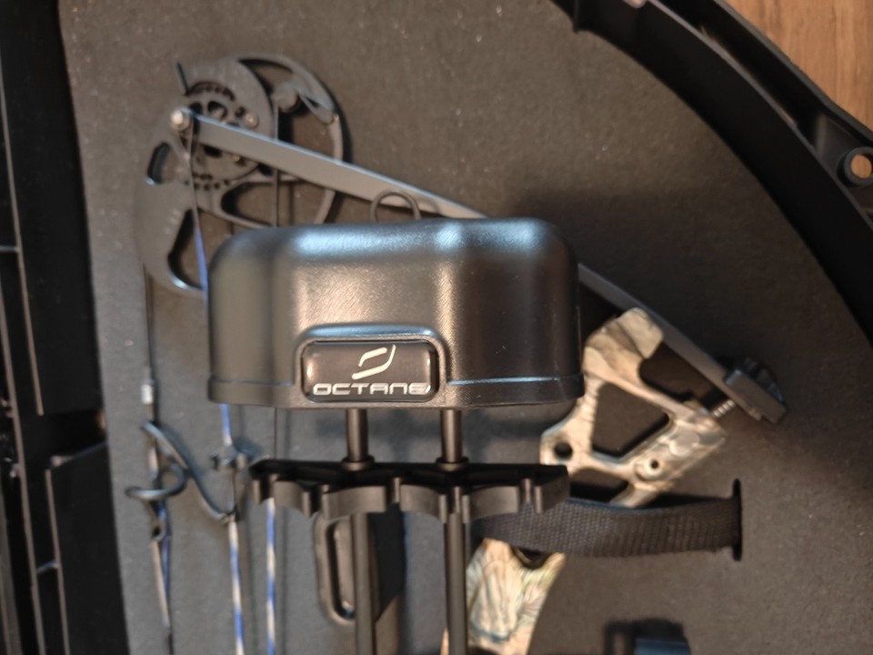 Bowtech Invasion CPX & Diamond archery infinite edge pro w/accessories ...