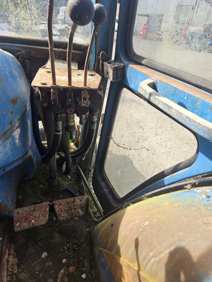 Ford 4600 Classic Tractor Front-loader With Bucket And Valves Brackets ...