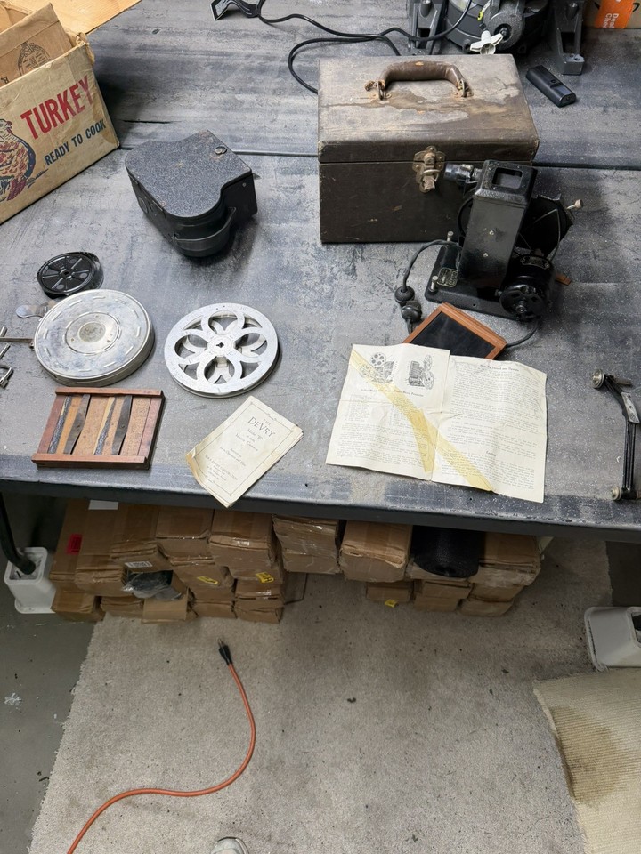 Antique DeVry 16mm Motion Movie Camera w/ Film Projector, Case & Extras ...
