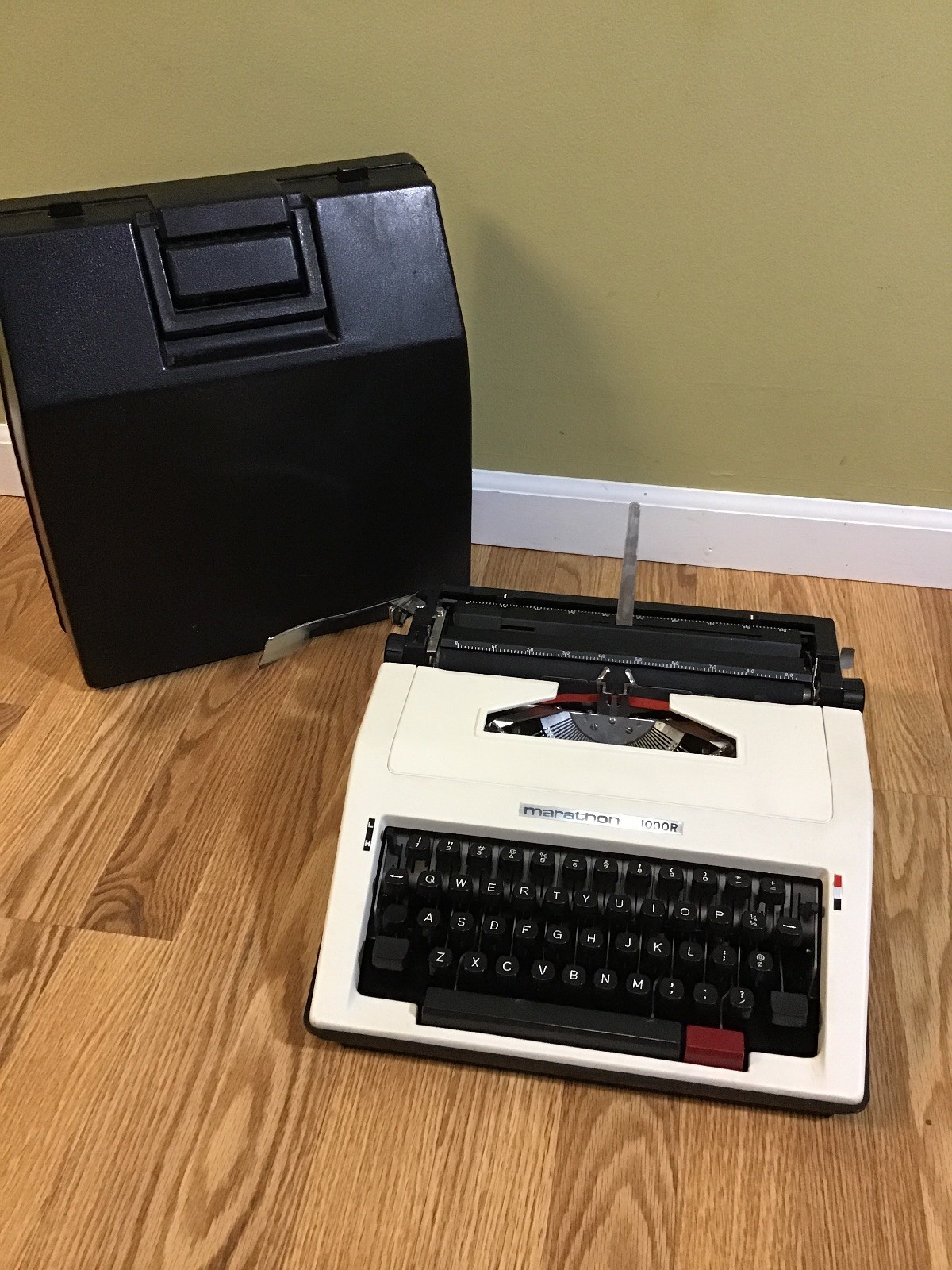 Vintage Marathon 1000R Dong Ah Precision Manual Typewriter w Case Made ...