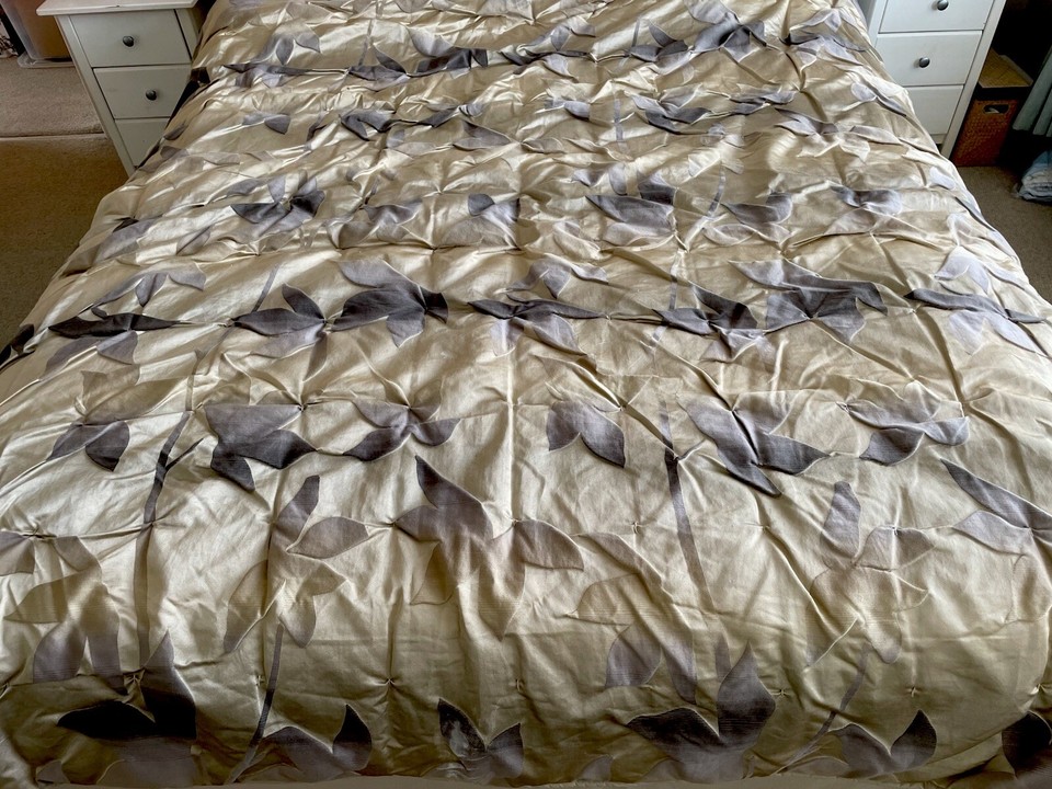 M&S: Large Super King Luxury Quilted Silk Bedspread Eiderdown Cover ...