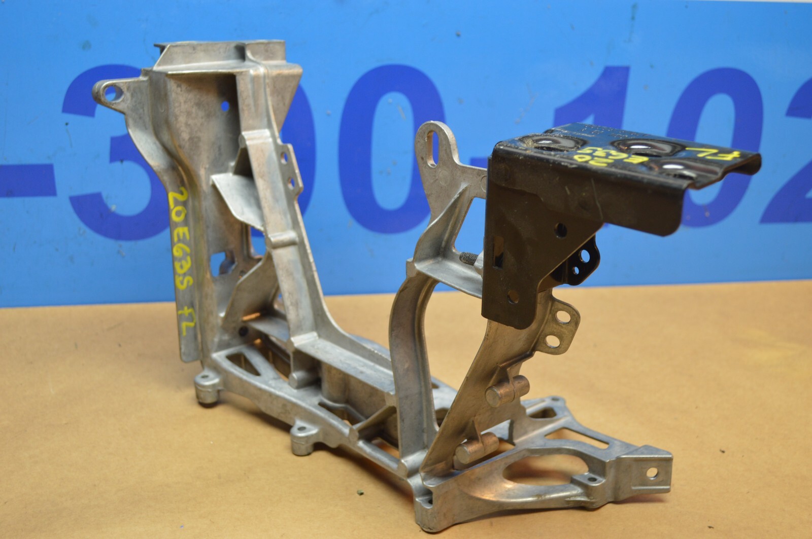 2015 MERCEDES BENZ W205 C-class Left Headlight Support Bracket ...