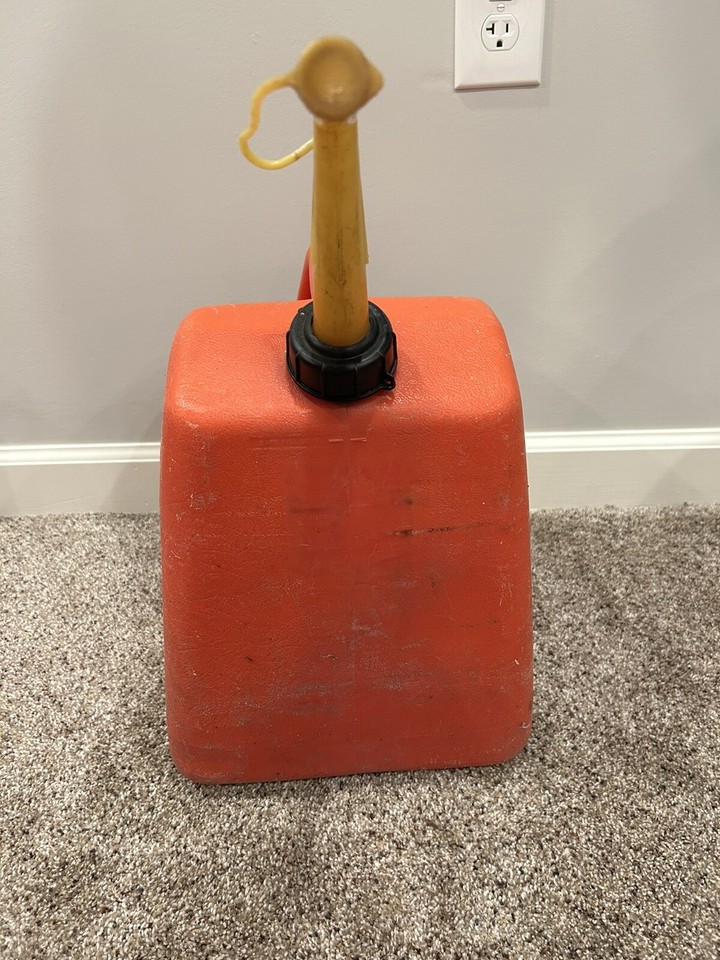 Chilton 6 Gallon Red Plastic Vented Gas Can Vintage Pre Ban P60 | eBay