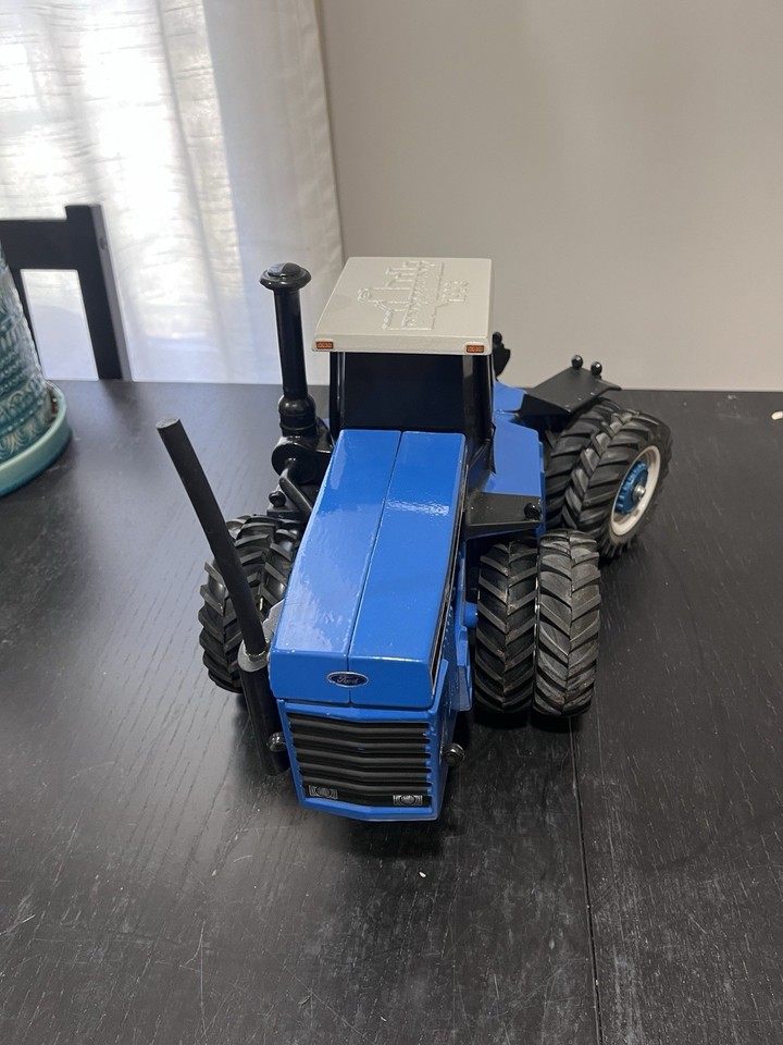 Scale Models - Ford 1156 Versatile Tractor - 1:16 - 1990 "Parts Mart ...