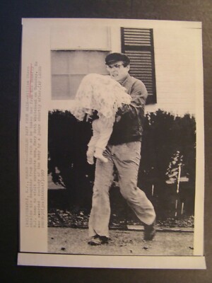 AP Wire Press Photo 1987 William Stern Covers Baby M Visit Mary Beth ...