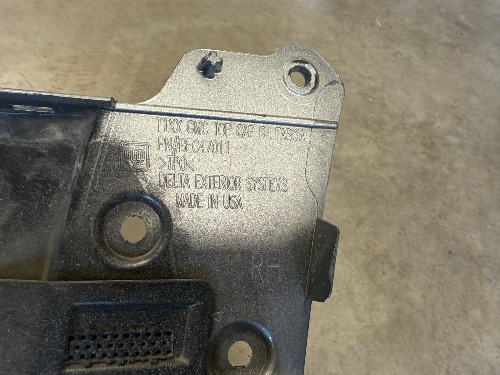 87835472 Right Front Wheel Open Molding 2024 GMC Sierra 2500 W/O AT4X ...