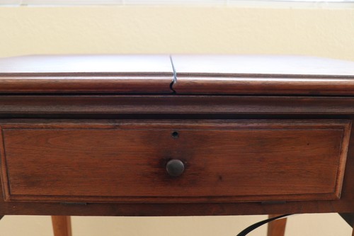 1926 Singer Sewing Machine with Singer No.40 Sewing Table / Cabinet ...