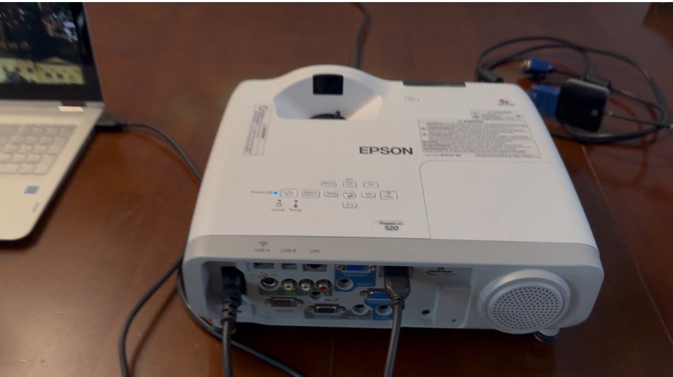 Epson PowerLite 520 Projector 2700 Tested and Working. Lamp Hours ...