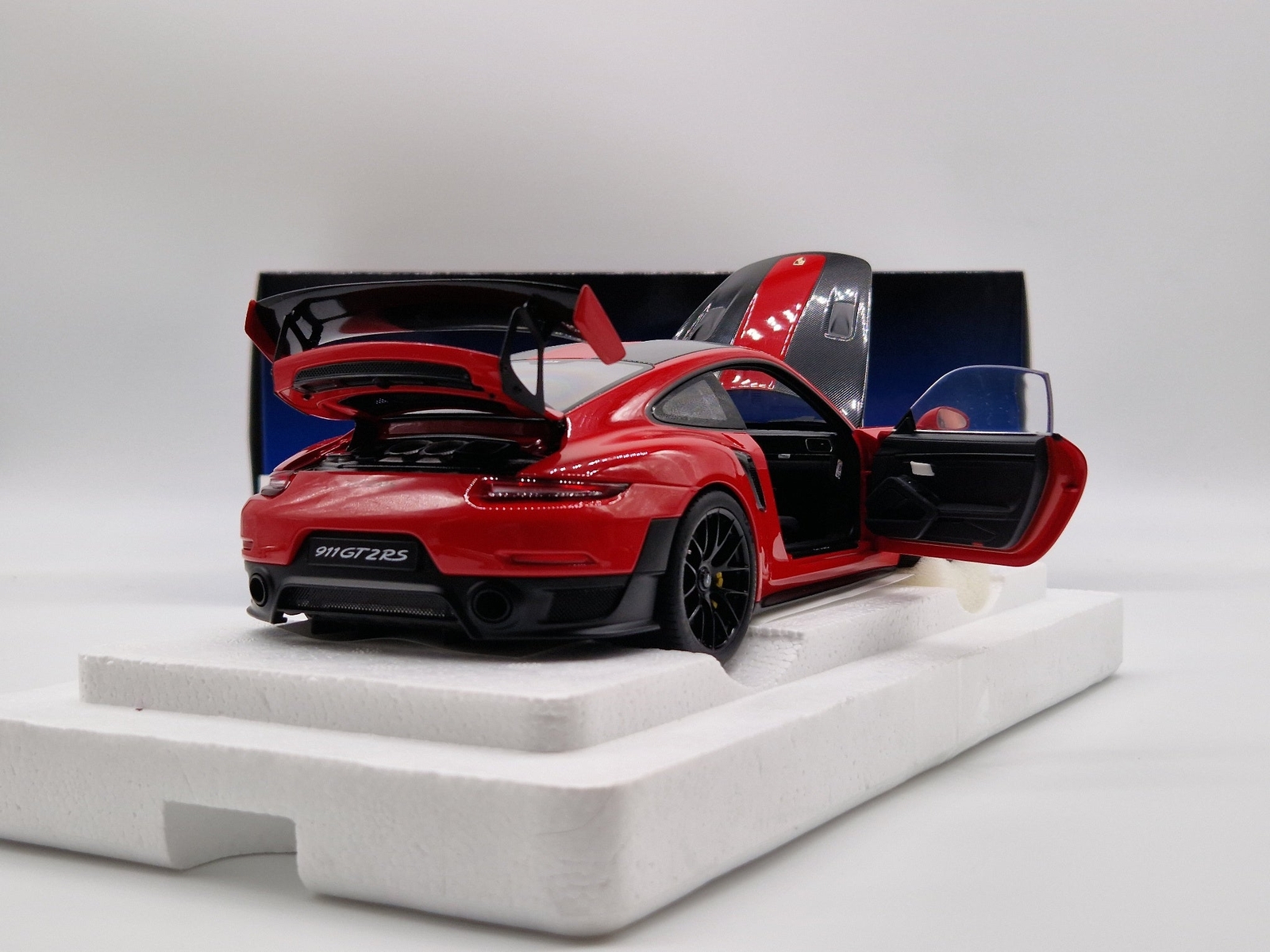 Porsche 911 (991.2) GT2 RS Weissach Package Guards Red 1:18 AUTOart ...