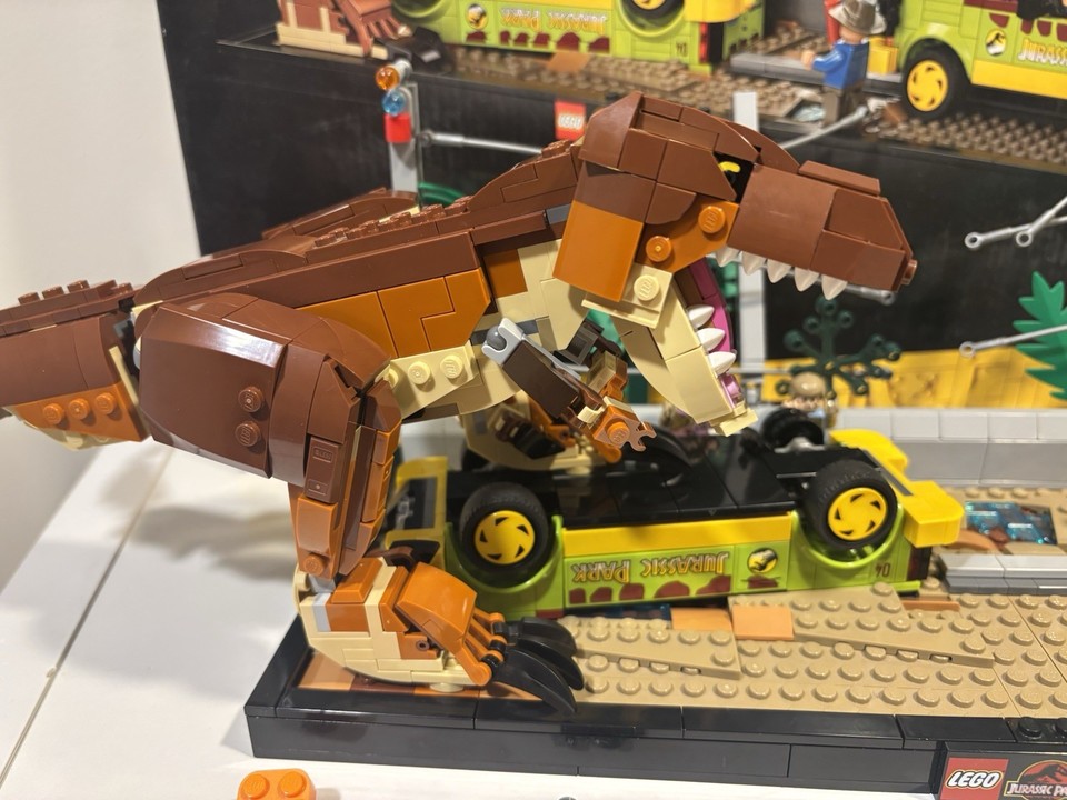 LEGO Jurassic World: T. rex Breakout (76956) -Minifigs, Box With T-Rex ...