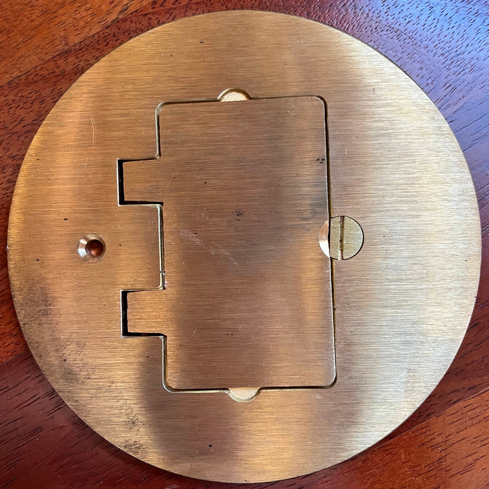 Wiremold 895GFI Brass Floor Box round carpet coverplate 5½" x 4¼" w ...