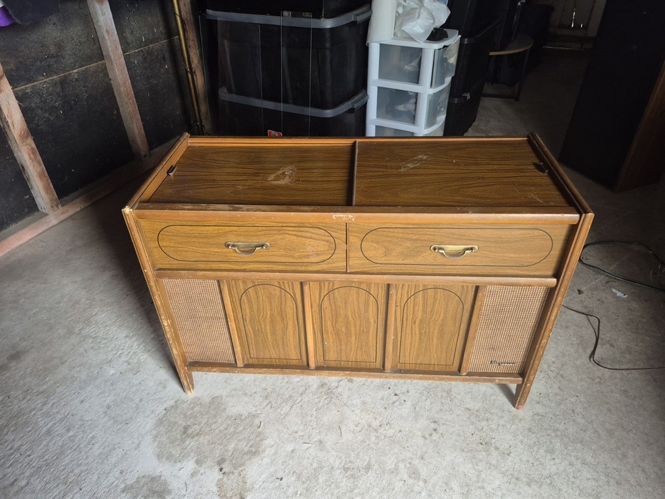 Vintage stereo, with AM/FM Radio & Storage, Floor Model, Walnut wood ...