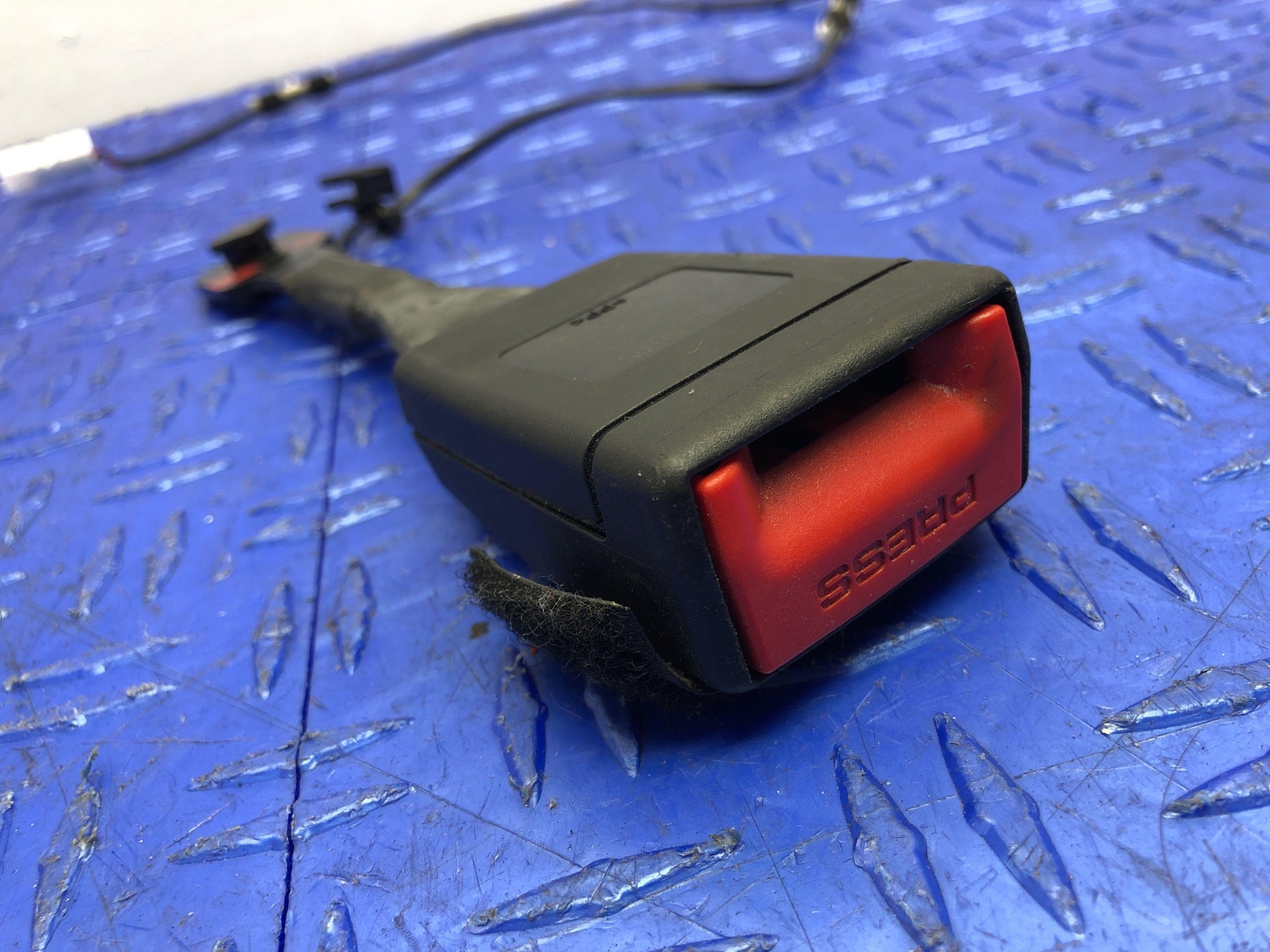 2016 - 2020 BMW 750 FRONT RIGHT OR LEFT SEAT BELT BUCKLE 72117359090 ...