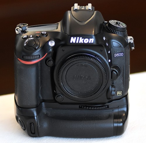 Nikon D600 DSLR Pro Camera vertical battery grip V ERY VERY CLEAN needs ...