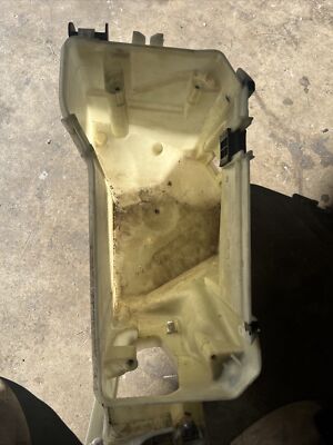 08-14 Mercedes W204 C Class Engine Bay Lower Fuse Box Housing ...