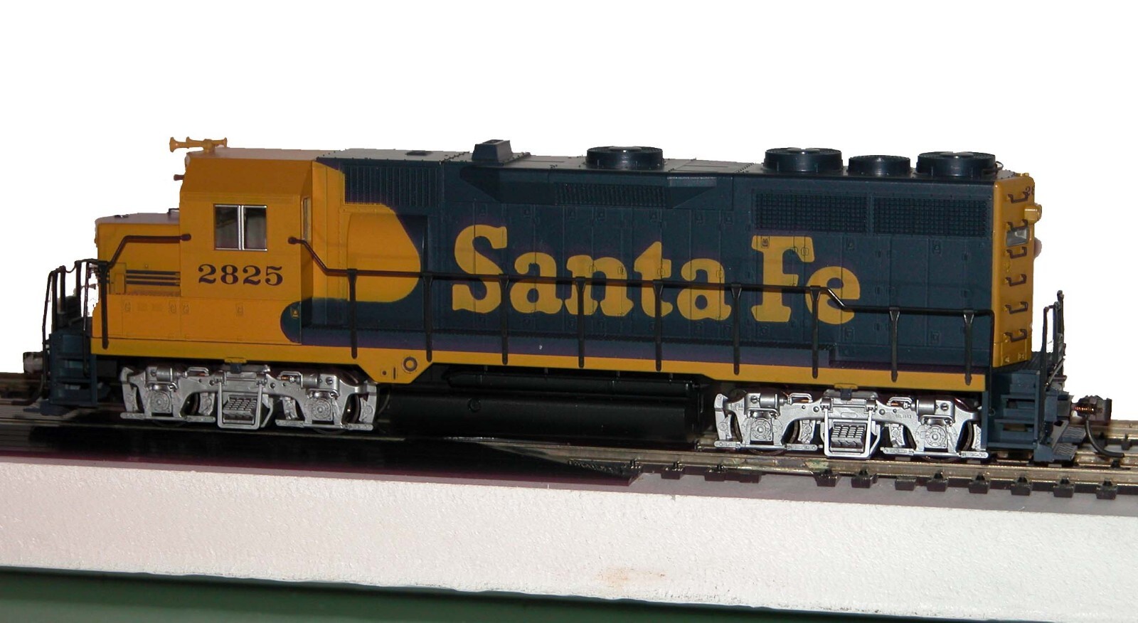 HO KATO 37-022 EMD GP35 SANTA FE ATSF # 2825 PHASE 1A WITH DYNAMIC ...