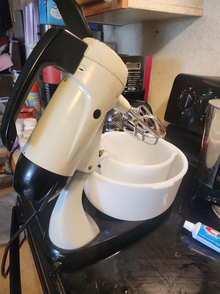 Vintage 1950s/1960s Sunbeam Mixmaster 12 Speed Stand Mixer with bowls ...