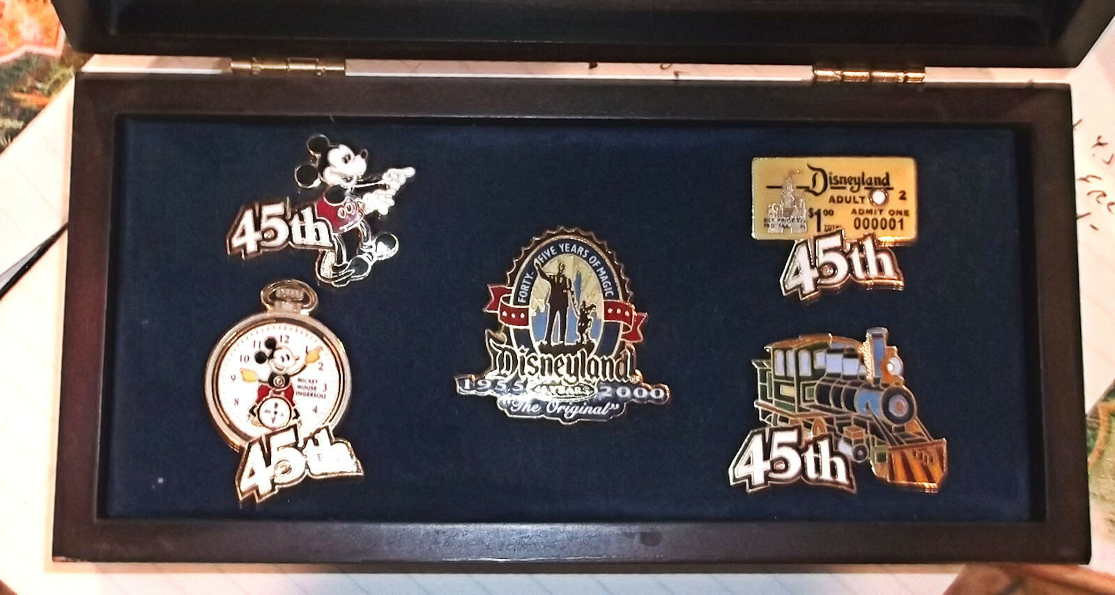 DLR DISNEYLAND 45 YEARS OF MAGIC WALT DISNEY COMMEMORATIVE BOX 5 PIN LE ...