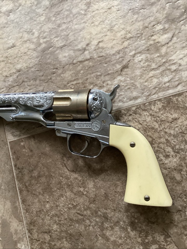 Hubley vintage Colt 45 revolver diecast model Cap USA large chrome toy ...