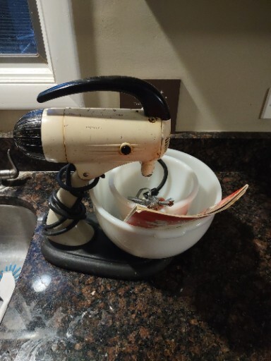vintage Sunbeam Mixmaster model 10 stand mixer 10 speed w 2 Glassbake ...
