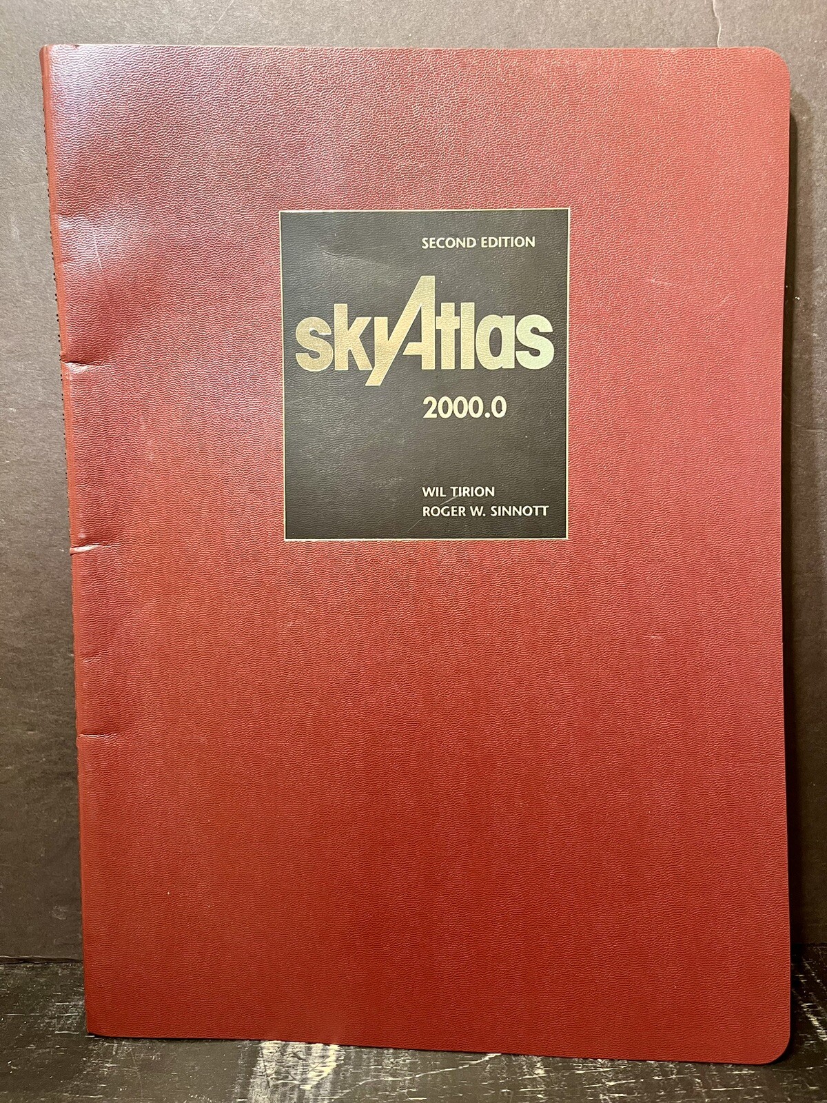 Sky Atlas 2000. 0 : Twenty-Six Star Charts, Covering Both Hemispheres ...