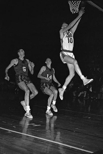Red Kerr Of The Syracuse Nationals Shoots 1960S Old Basketball Photo 20 ...