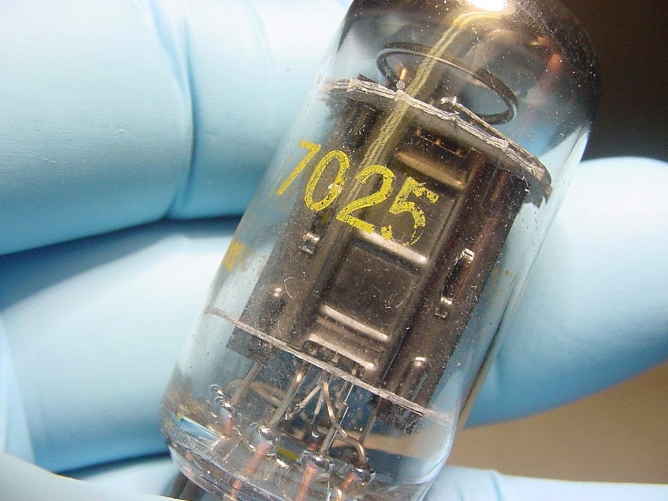 RAYTHEON 7025 TUBE (black plate 1959 strong tested) ***** | eBay UK