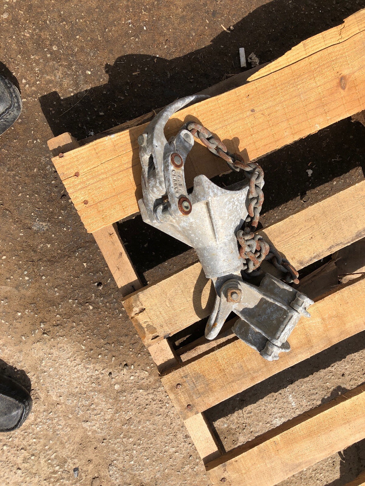 Chance M4740-6 Single Lever Lift Lineman Wire Tong Saddle Support Pole ...