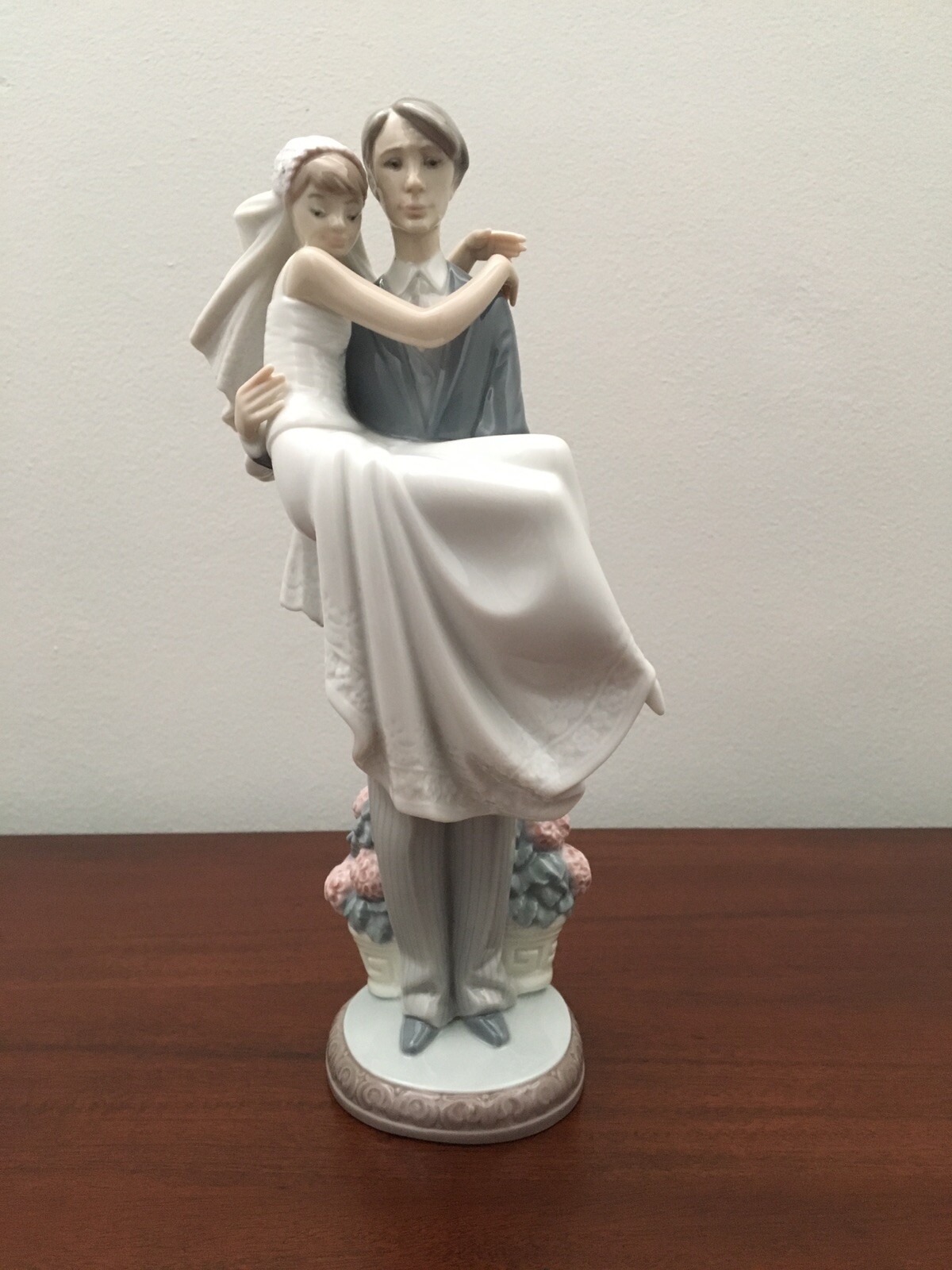 LLADRO “OVER THE THRESHOLD” PORCELAIN FIGURINE #5222 RETIRED- MINT | eBay