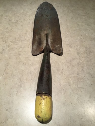 VINTAGE METAL GARDEN HAND TROWEL SHOVEL W/ YELLOW WOOD TIP MADE IN USA ...