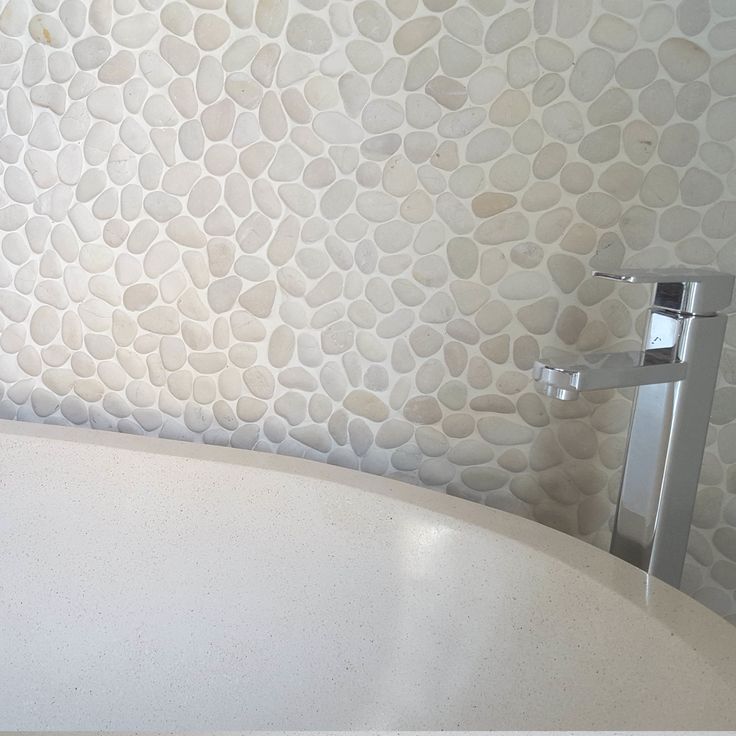 White Pebble Stone Tile Natural Round Tile River Rock Stone Mosaic ...