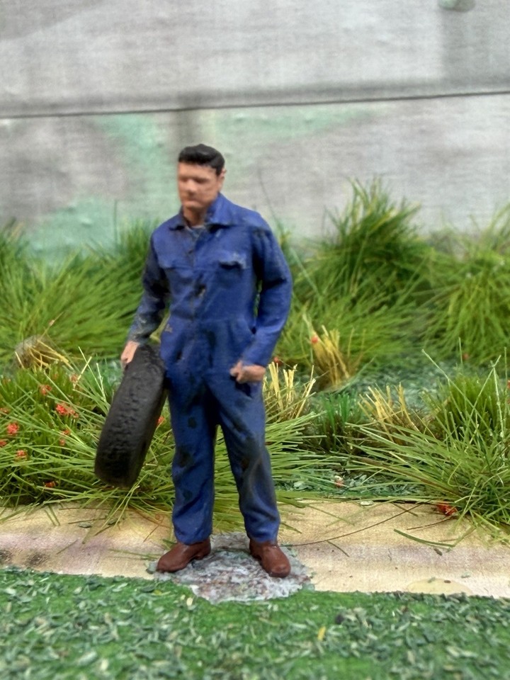 OO GAUGE MODEL Railway Mechanic Holding Tyre Figure 3d Printed Hand ...