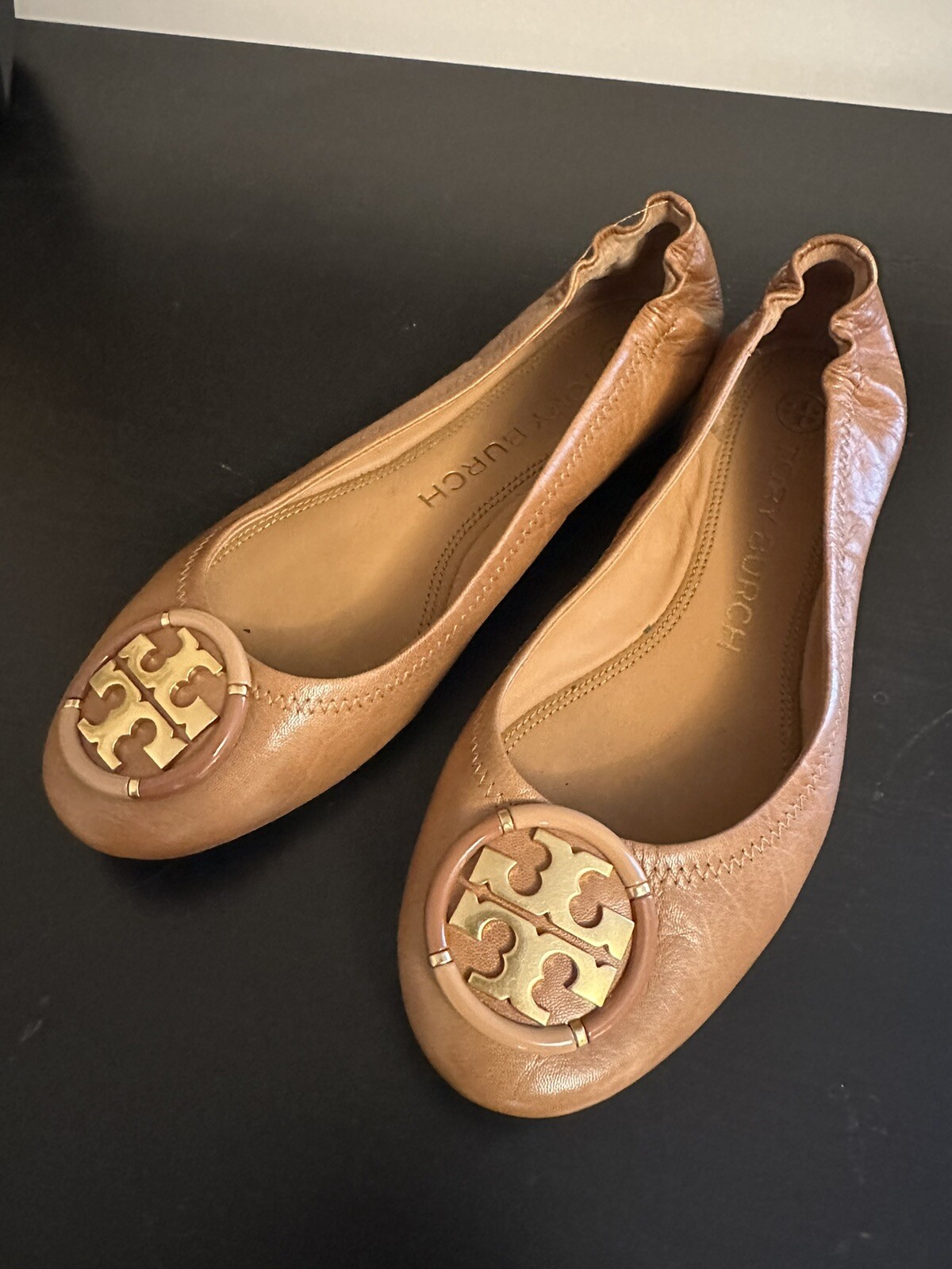 TORY BURCH MULTI LOGO BALLET FLAT LEATHER PERFECT TAN… - Gem
