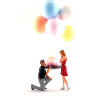 1:64 Painted Figure Mini Model Miniature Resin Diorama Propose Couple ...