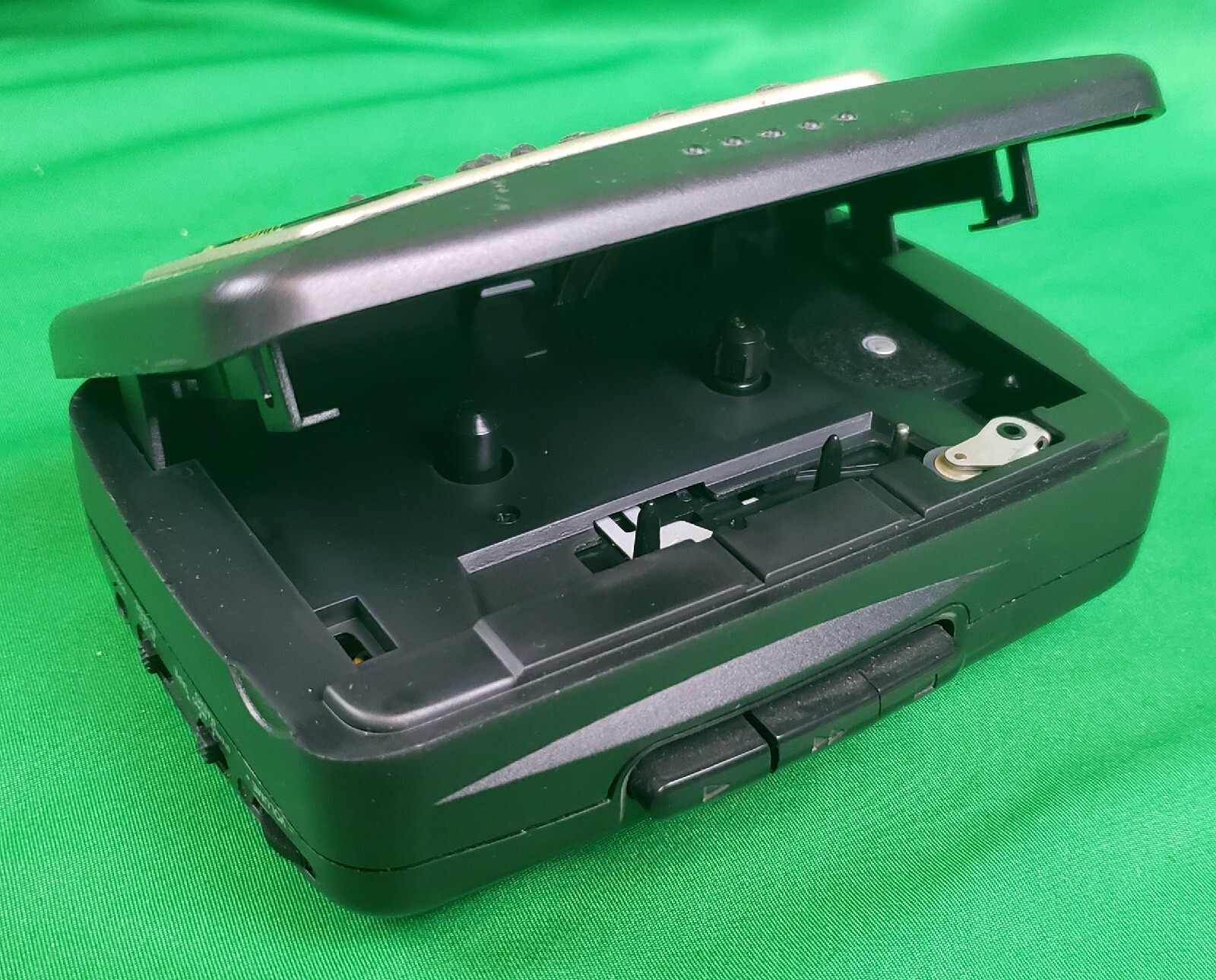 Vintage Optimus AM/FM Stereo Cassette Walkman SCP-98 - Radio Shack 14 ...