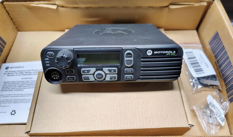 NEW w Box Motorola XPR 4550 AAM27JQH9LA1AN VHF 136-174 Mhz 160 Ch w Mic ...
