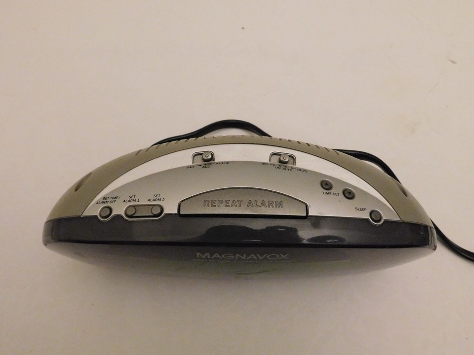 Magnavox Dual Alarm AM/FM Clock Radio MCR140/17 - HUGE GREEN Display ...