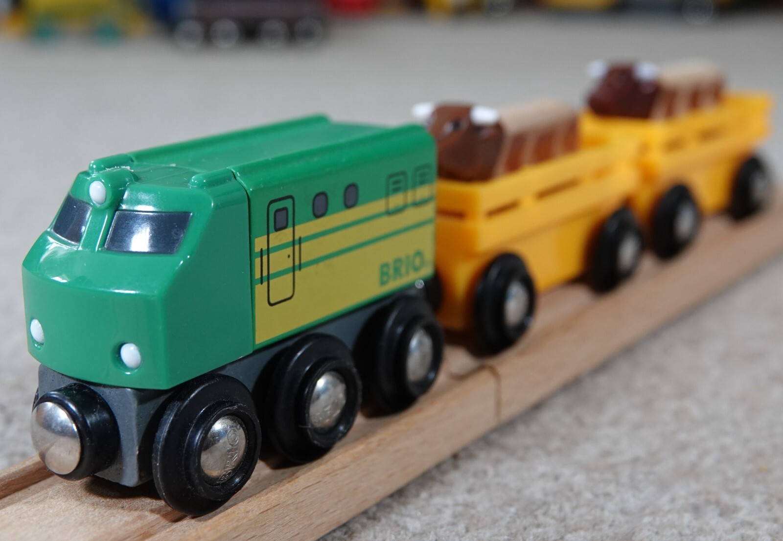 BRIO 33404 FARM TRAIN DIESEL + TWO COW WAGONS Thomas and Friends Wooden ...